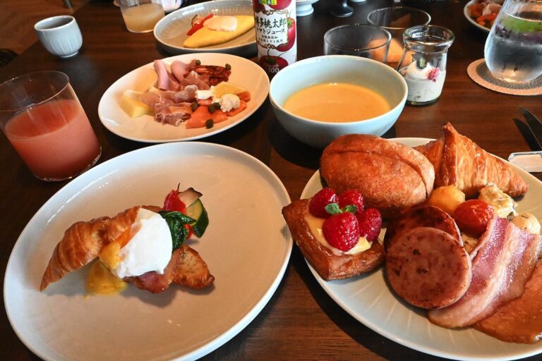 Breakfast Review : Breakfast at the Club Lounge of The Ritz-Carlton ...